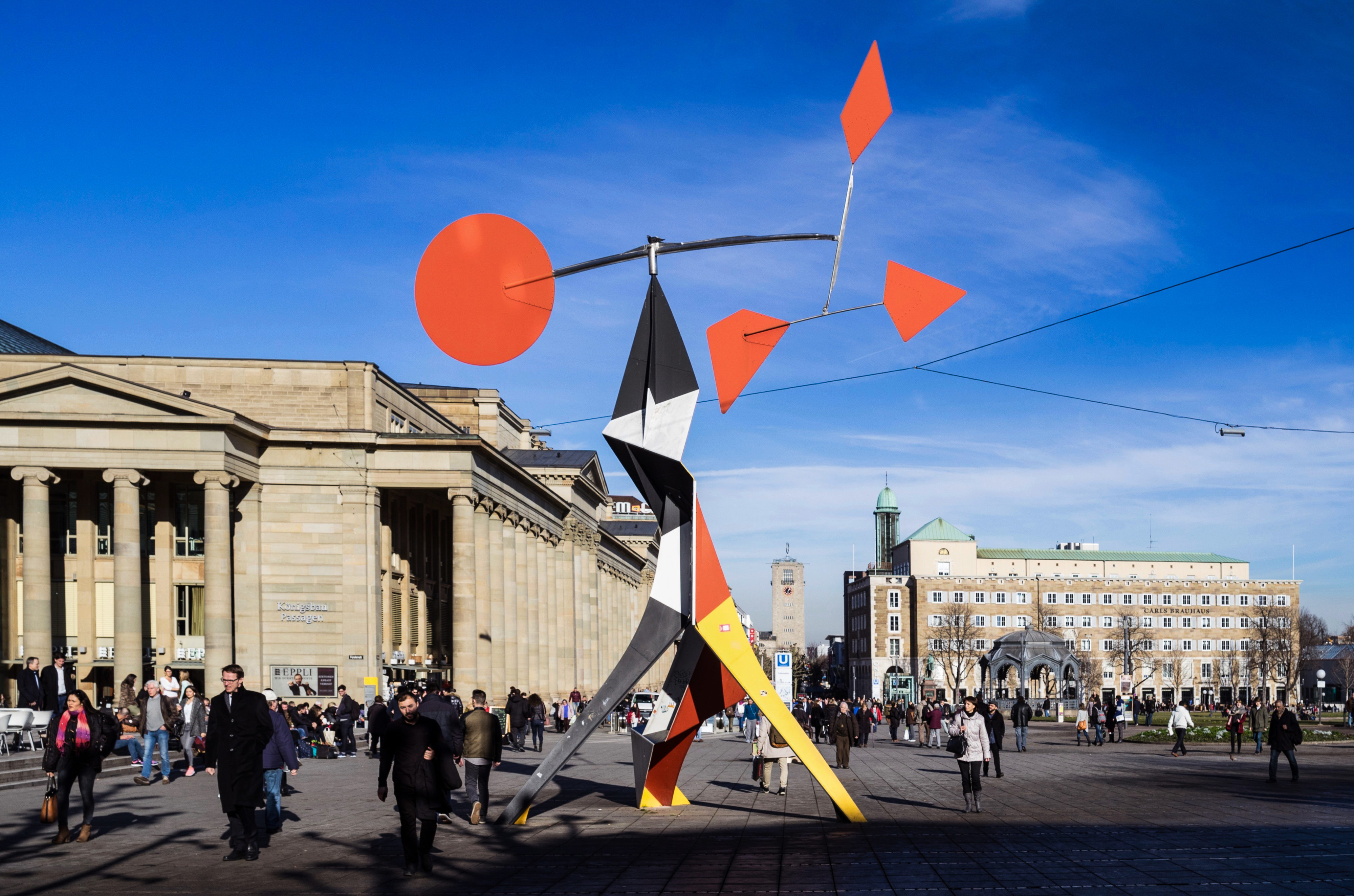 Rote Scheibe auf Kontaktsuche - ein Meisterstück von Alexander Calder