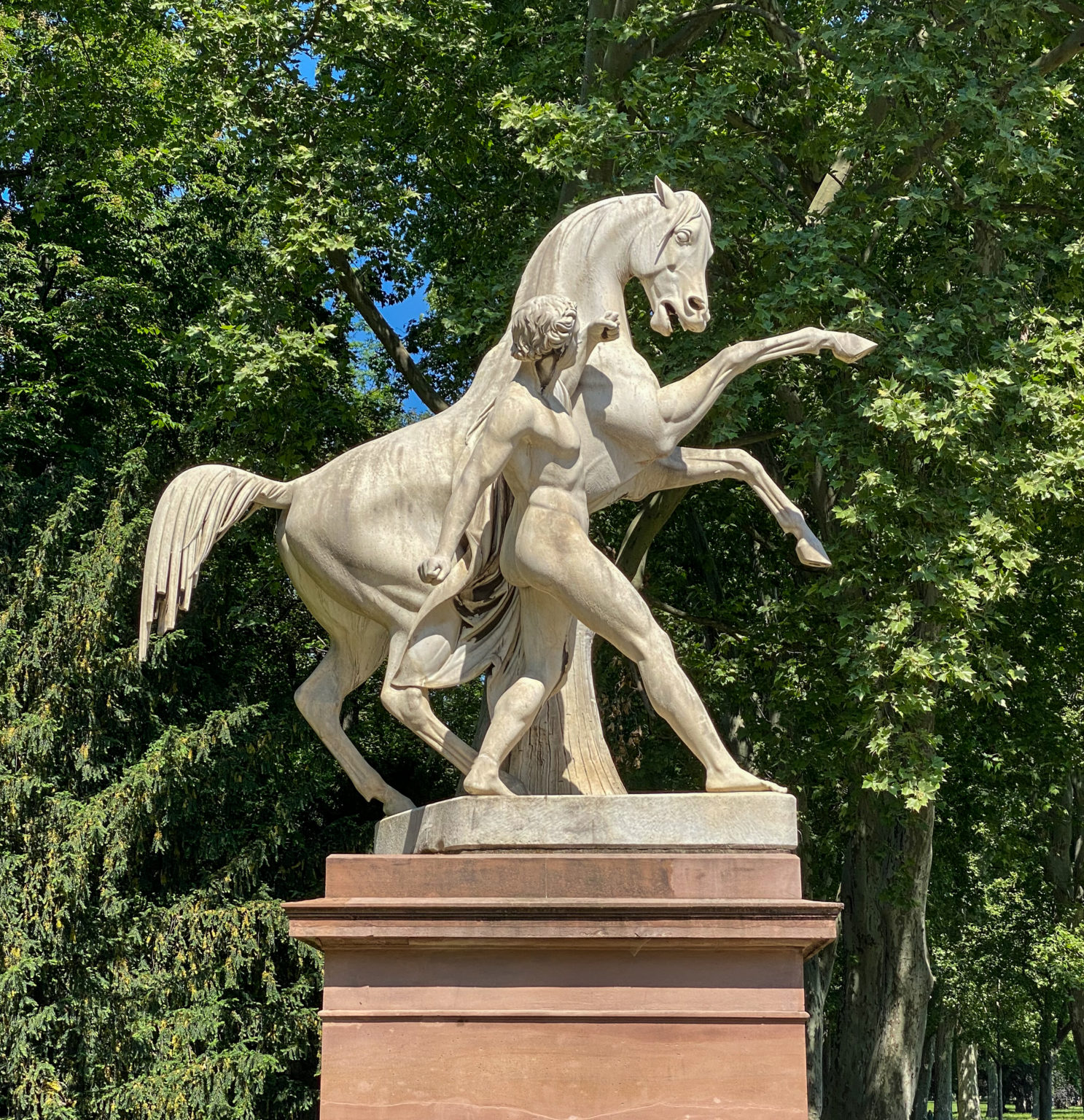 Rossebändiger vor Stuttgarts Platanenallee von Ludwig Hofer